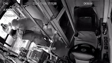 暖心八旬奶奶坐公交遇困难 248路司机后背服务她 知乎