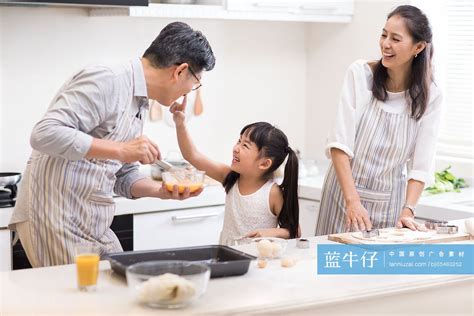 快乐小女孩和爷爷奶奶在厨房制作饼干 蓝牛仔影像 中国原创广告影像素材