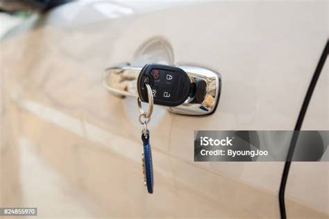 차량 키가 차 문 색은 흰색에 삽입 자동차에서 자동차 키 닫습니다 차 문에 대한 스톡 사진 및 기타 이미지 차 문 자물쇠