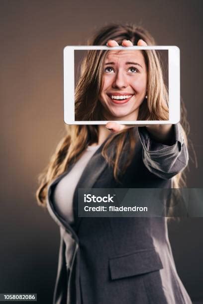 태블릿에 여자 표시 Selfie 사람 얼굴에 대한 스톡 사진 및 기타 이미지 사람 얼굴 앞에서 여자 Istock