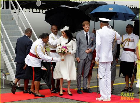 Pregnant Meghan Markle And Prince Harry Touch Down In Fiji Photo