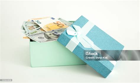 테이블에 내부에 큰 금 화폐 와 함께 선물 상자를 엽니 다 돈 선물 개념 0명에 대한 스톡 사진 및 기타 이미지 0명 금융