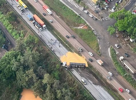 Carreta Carregada De Milho Tomba E Interdita Br 040 Na Grande Bh
