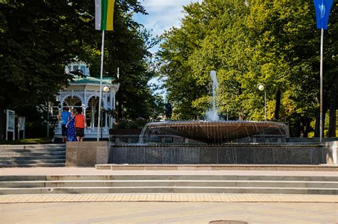 분수 메인 스트리트 Narodni 화창한 여름날에 유명한 스파 타운 Franzensbad 바로크 양식의 역사적인 건물 0명에