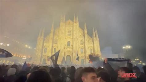 Scudetto Inter La Gioia Dei Tifosi Interisti In Piazza Duomo Il Tirreno
