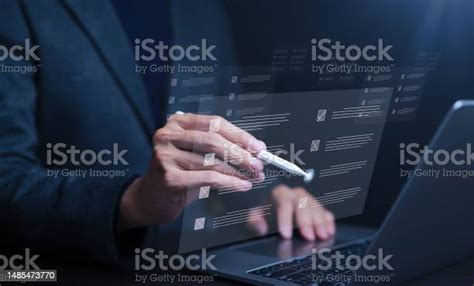 노트북 컴퓨터를 사용하는 사업가 온라인 체크리스트 설문조사 수행 디지털 양식 체크리스트 작성 평가 설문지 평가 온라인 설문조사