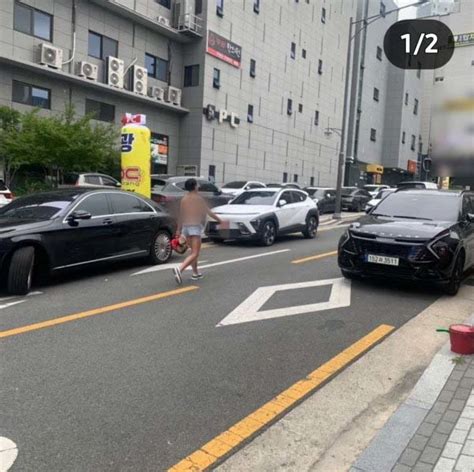 젊은 상의 탈의녀가 대낮에 거리를 활보합니다… 대구서 벌어진 일 사진 위키트리