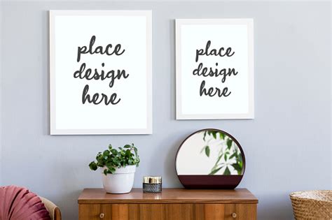 두 개의 모의 포스터 프레임 나무 컴모드 식물 거울 및 액세서리와 세련된 홀 인테리어의 창조적 인 구성 힙스터 아파트 개념 복고풍 요소 템플렛 0명에 대한 스톡 사진 및