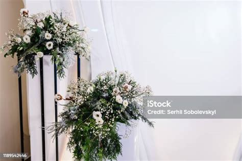 모피 나무 가지와 겨울에 결혼식 위치를 장식 크리스마스 겨울 결혼식입니다 이벤트 사진 벽 장식 공간 또는 장소 결혼식에 대한