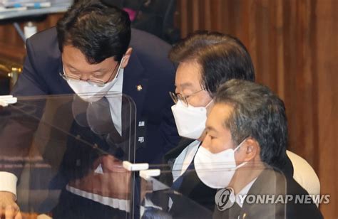 천준호 의원 정청래 최고위원과 대화하는 이재명 대표 연합뉴스