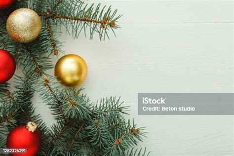 Xmas 새해 2020 휴일 축하 패턴 구성 은 흰색 나무 배경에 빨간 공 전나무 가지로 만든 개념 크리스마스 시간 겨울 플랫