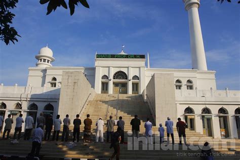 Foto Umat Muslim Salat Idul Adha H Di Lapangan Hijau Masjid Al Azhar