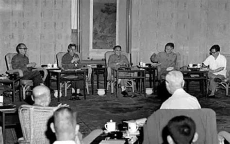 1977 年恢复高考，邓小平删掉的这四个字，价值万亿