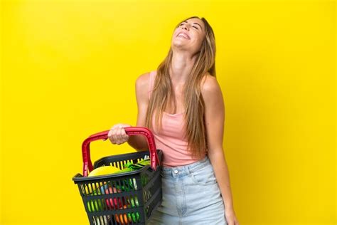 Jovem Mulher Caucasiana Segurando Uma Cesta De Compras Cheia De Comida