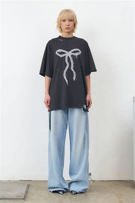 인사일런스우먼 디스트레스드 스프레이 티셔츠 Washed Black