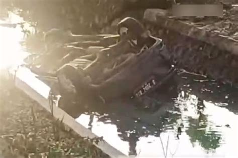 Pengemudi Diduga Mengantuk Mobil SUV Tercebur Ke Aliran Irigasi Di