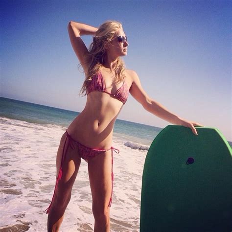 Paris Hilton Posa De Biquíni E Exibe O Corpo Impecável Em Dia De Praia