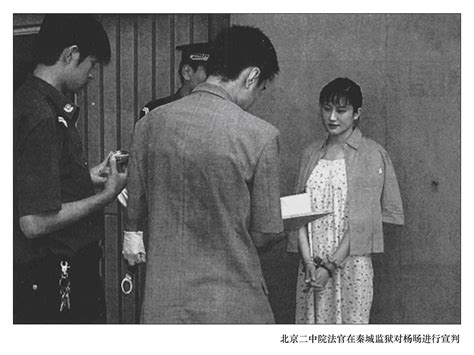 女犯戴着脚镣怎么换衣服啊？百度知道