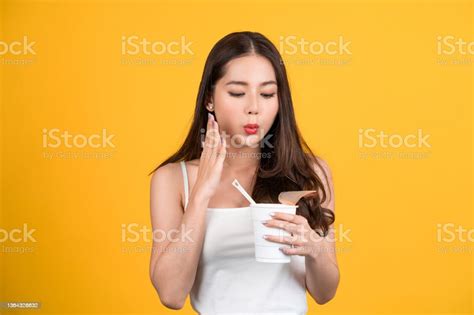 매운 인스턴트 국수를 먹는 아름다운 아시아 여성 그녀는 패스트 푸드를 먹는 것을 즐긴다 사람들에 대한 스톡 사진 및 기타 이미지
