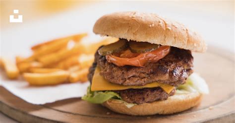 흰색 세라믹 접시에 감자 튀김을 곁들인 햄버거 사진 Unsplash의 무료 햄버거 이미지