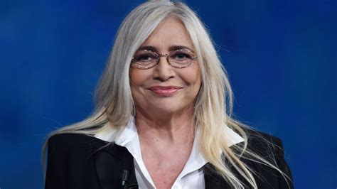 Mara Venier 50 Anni Di Domenica In Tra Emozioni E Verità