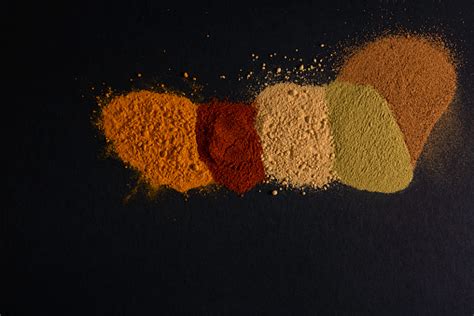 검은 색 배경에 다양한 향신료 복사 공간이 있는 상단 뷰입니다 가루로 빻은에 대한 스톡 사진 및 기타 이미지 가루로 빻은