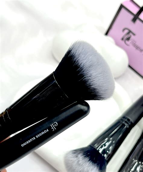 Elf Powder Blurring Brush Taupe Notch