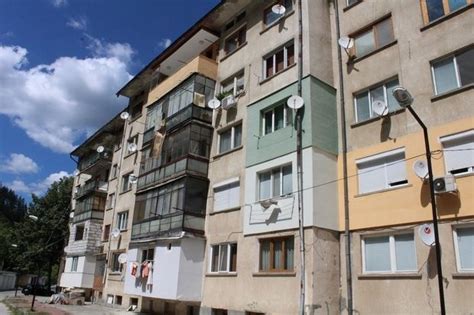 Започна санирането на първия блок в Тетевен по програмата за енергийна… Places To Visit