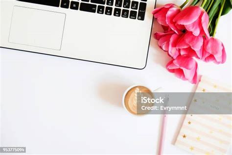 여성 노동자 데스크톱 노트북 꽃 및 다른 사무실의 상위 뷰 항목을 제공합니다 여성 창조적인 디자인 작업 영역입니다 0명에 대한 스톡 사진 및 기타 이미지 Istock
