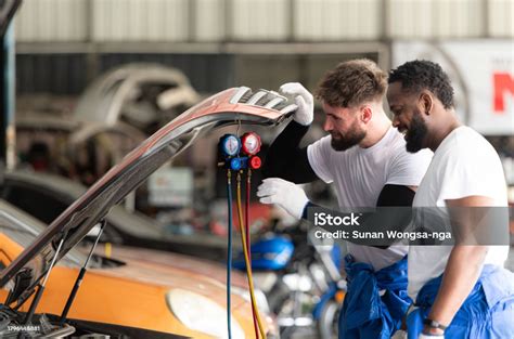 자동차 정비소에서 일하는 자동차 정비사 자동차의 에어컨 및 냉매 작동 검사 2명에 대한 스톡 사진 및 기타 이미지 2명 검사 보기 계기판 측정기 Istock