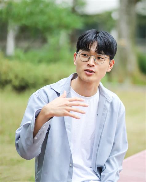 Humans 💙 좋아하는 색깔 있으세요” 저는 푸른색 계열 되게 좋아해요 하늘색이랑” 그래서 코디에도 반영이 된 건가요” 네 웃음 옷도 하늘색