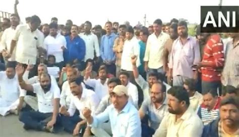 Brs Cadres Protest Against Ysrtp Chief Sharmila For Derogatory Remarks