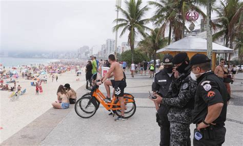 Mesmo dia nublado praias do Rio têm aglomerações banhistas sem máscara e policiamento