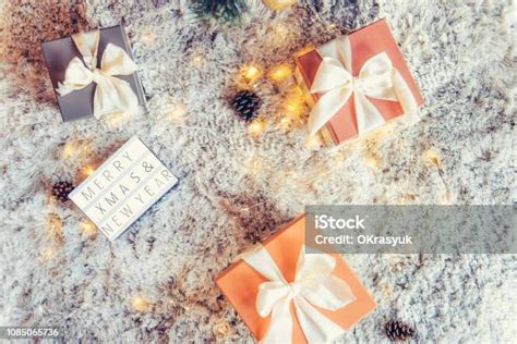 상위 뷰 조명된 상자 메리 크리스마스와 새 해의 소원을 구성과 다채로운 축제 포장에 선물 나무 가지 Xsmas 아래 활 함께 묶어 배경 복사 공간을 선물 0명에 대한 스톡