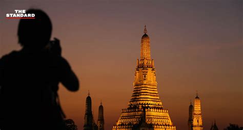 เก็บภาพวัดอรุณราชวรารามราชวรมหาวิหารยามอาทิตย์อัสดง The Standard