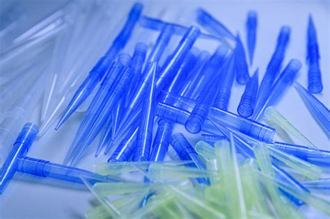 파란색과 노란색 범용 실험실 파이펫 팁 실험실 및 과학 재료 개념 Generic에 대한 스톡 사진 및 기타 이미지