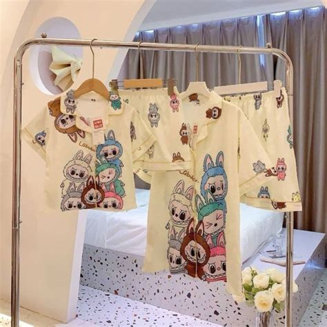 🔥พร้อมส่ง🔥ชุดนอนแขนสั้น ขาสั้น ชุดนอนลายลาบูบู้ คอปก Labubu เด็ก ผู้ใหญ่ ชุดนอนเซ็ตแม่ลูกlabubu