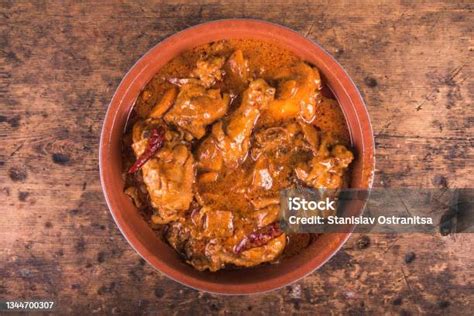 치킨 파프리카시가 나무 테이블에 그릇에 담긴 치킨 파프리카시 탑 뷰 파프리카와 사워 크림을 곁들인 클래식 헝가리 치킨 스튜 가금류에 대한 스톡 사진 및 기타 이미지 Istock