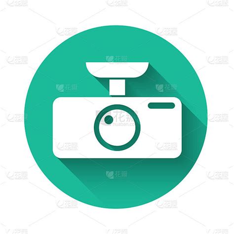 白色汽车DVR图标孤立与长影子车载数码录像机图标绿色圆圈按钮矢量图
