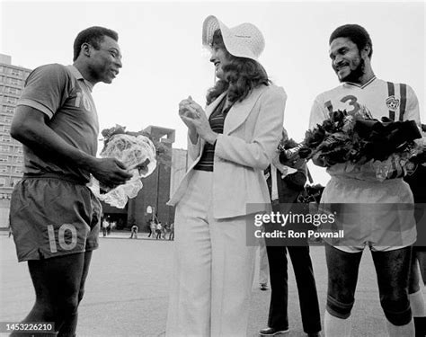 Pele And Eusebio Receive Roses Before Game Between Ny Cosmos And Boston