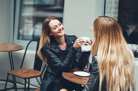 Twee Mooie Jonge Vrouwen In Manierkleren Die Rust Het Spreken En Het