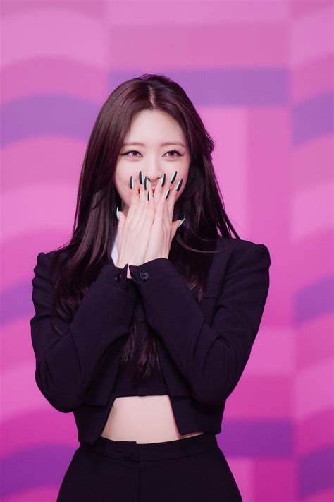 Pin By Eszti On Itzy Itzy Cheshire Kpop Girls