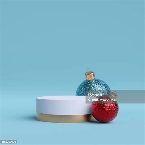 파란색에 고립 된 빨간색과 파란색 반짝이 유리 공 3d 추상 적 크리스마스 배경 둥근 흰색 대리석 연단 빈 실린더 받침대 빈