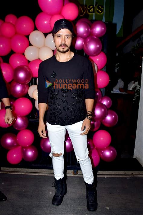 Photos Priyanka Chopra Nick Jonas And Others Snapped At Mannara Chopra