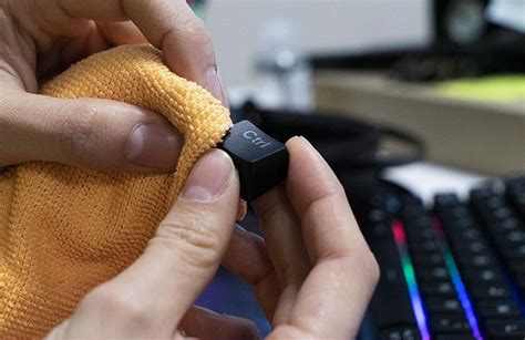 Cómo limpiar los teclados de la computadora Grinpo