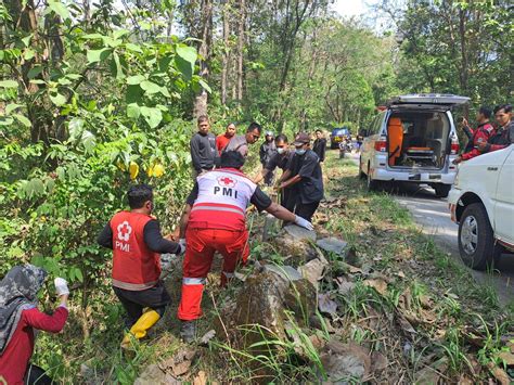 Tak Kuat Menanjak Truk Sarat Muatan Batu Kecelakaan Di Jalur