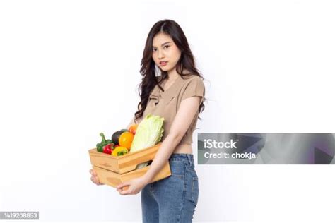 하얀 배경에 고립된 쇼핑을 한 후 야채 나무 상자를 들고 웃는 쾌활한 아시아 여성 나무 상자에 대한 스톡 사진 및 기타 이미지