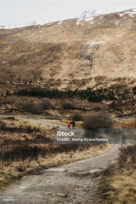 눈 덮인 산과 스코틀랜드 고 지 스코틀랜드의 로크에 의해 걷는 정체 불명된 사람들 실루엣 2명에 대한 스톡 사진 및 기타 이미지 2명 스코틀랜드 자연 Istock