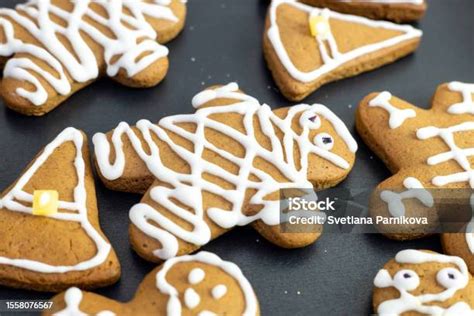 해골 미라 할로윈을위한 마녀 모자 형태의 쇼트 브레드 쿠키 파티 대접 Candies Foundation에 대한 스톡 사진 및
