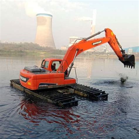 水上挖掘机挖淤泥